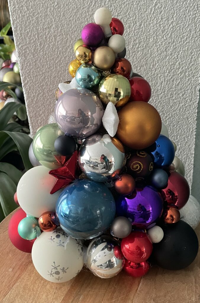 Kerstboom van kerstballen - Mandia